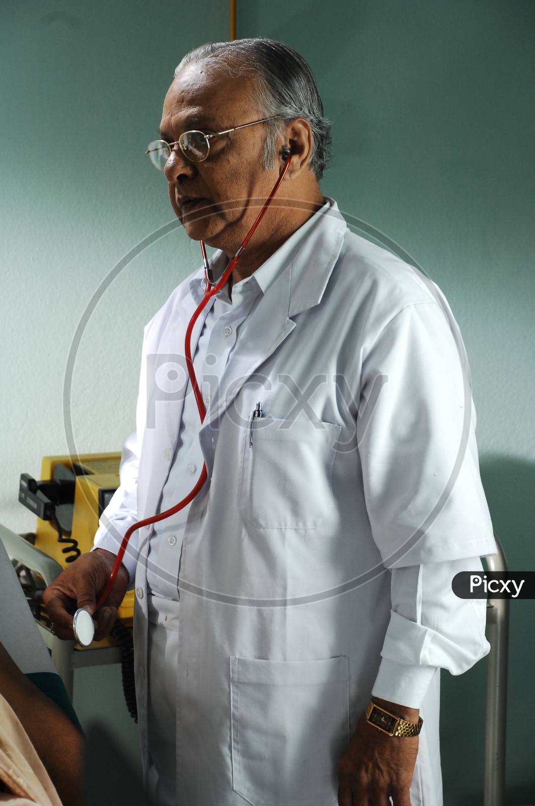 Image of An actor as a doctor with a white coat and stethoscope - movie ...