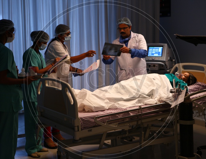 Image of Doctor with the nurse in the ICU - Movie scene-OO696278-Picxy