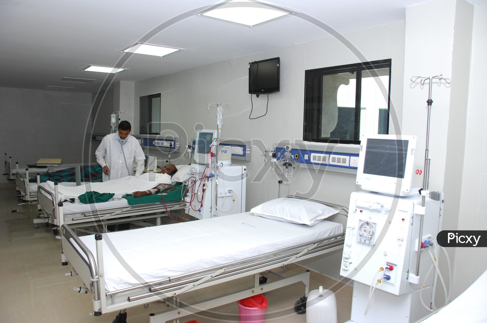 Image of Doctor with a patient in the ICU - Movie scene-YI321318-Picxy