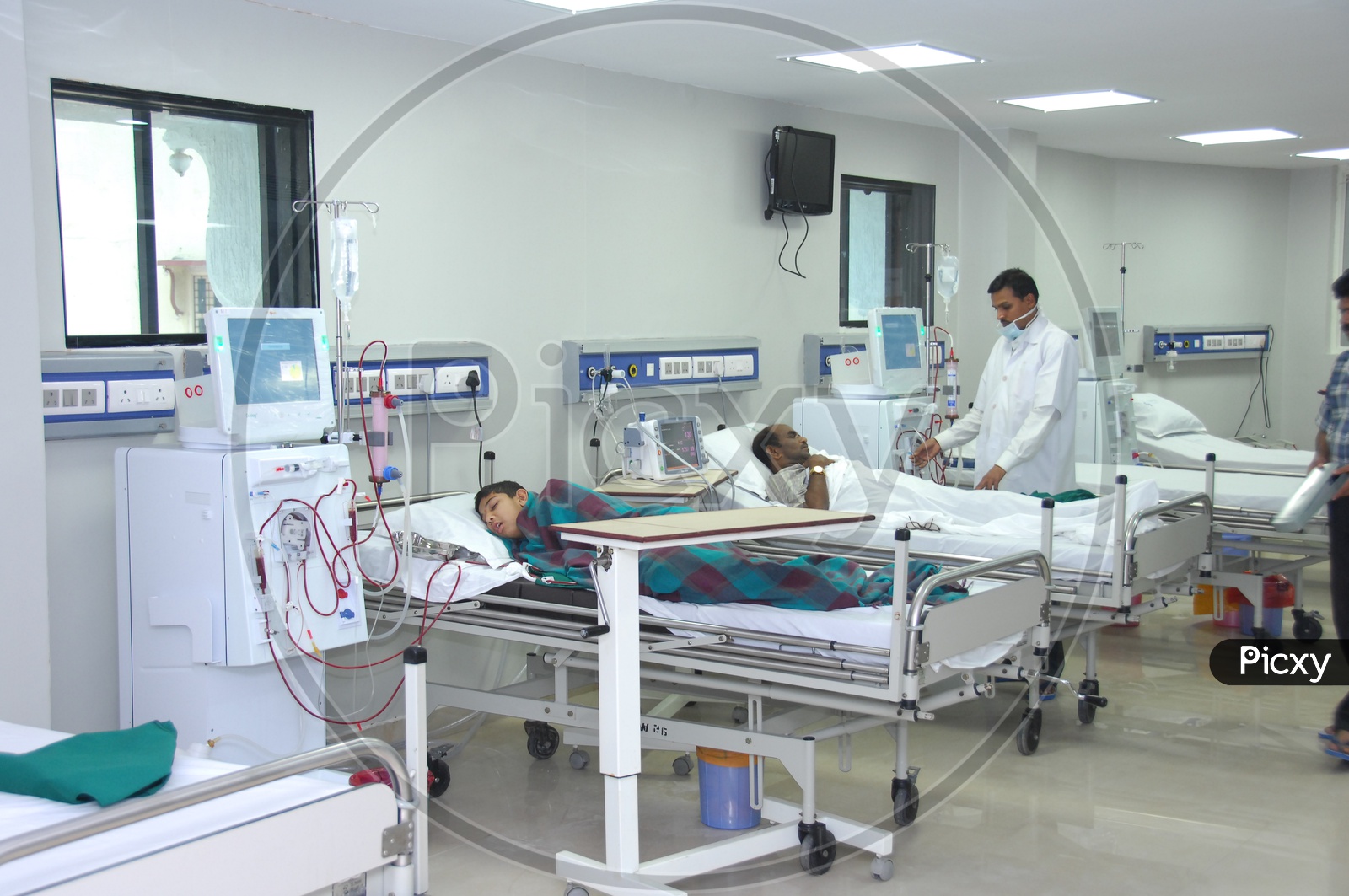 Image of Doctor with a patients in the ICU - Movie scene-ML522677-Picxy