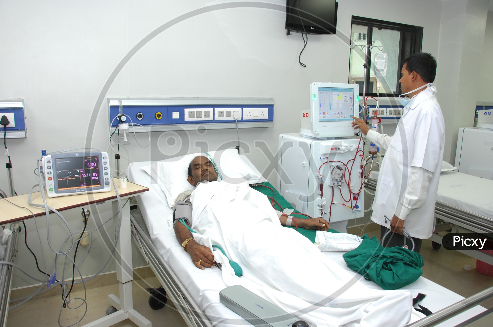 Image of Doctor with a patient in the ICU - Movie scene-BD128334-Picxy