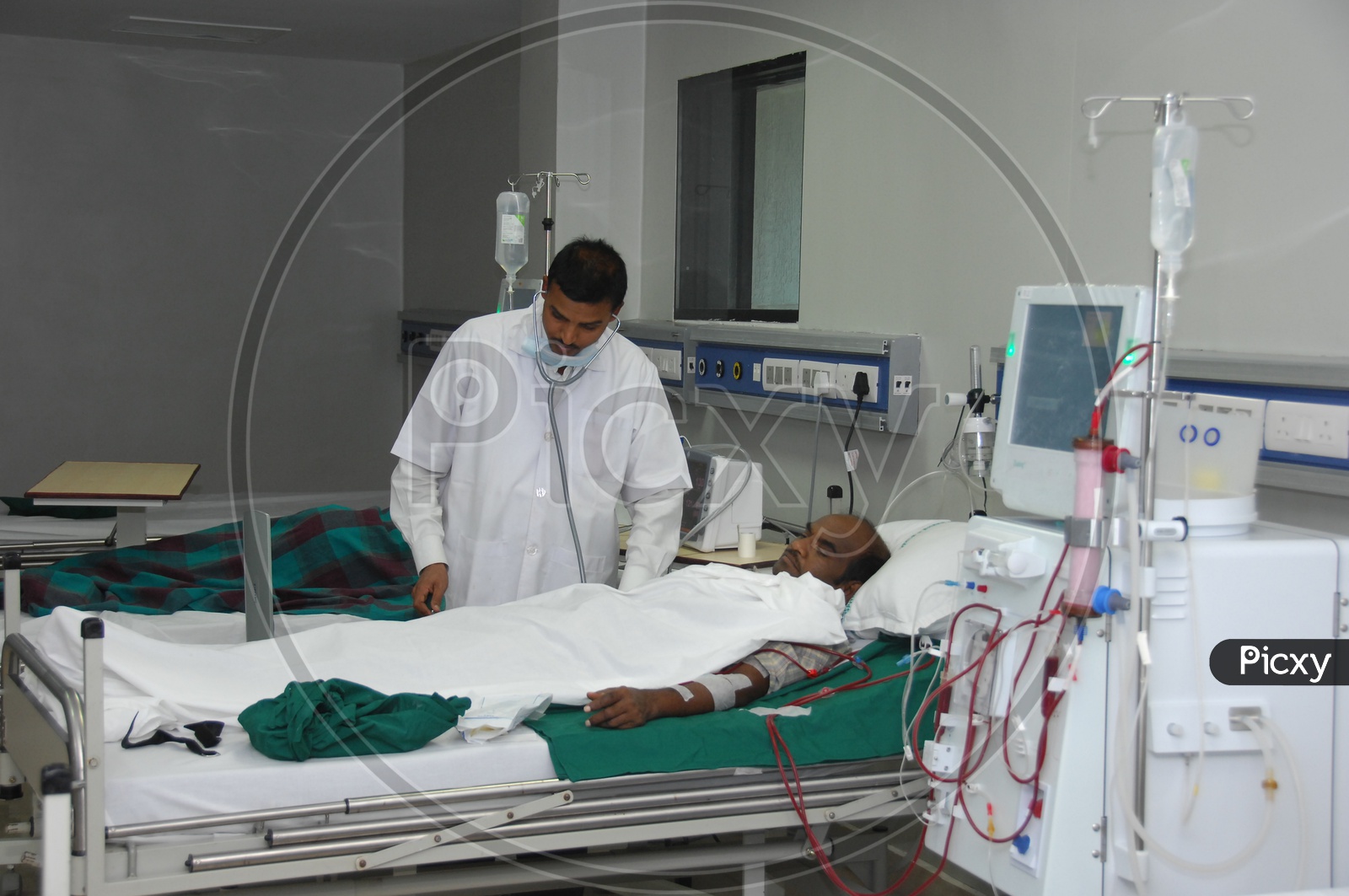 Image of Doctor with a patient in the ICU - Movie scene-TO982440-Picxy