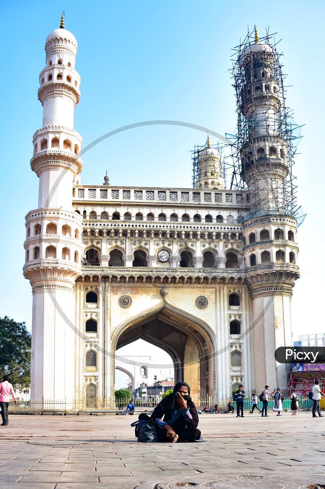 Image of An Old woman sitting in front of Charminar-YN713320-Picxy