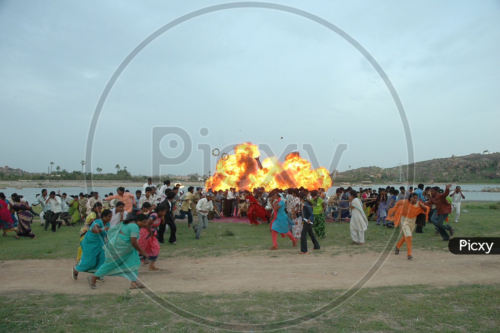 Image of People running during the Bomb Blast - Movie still-KR051462-Picxy