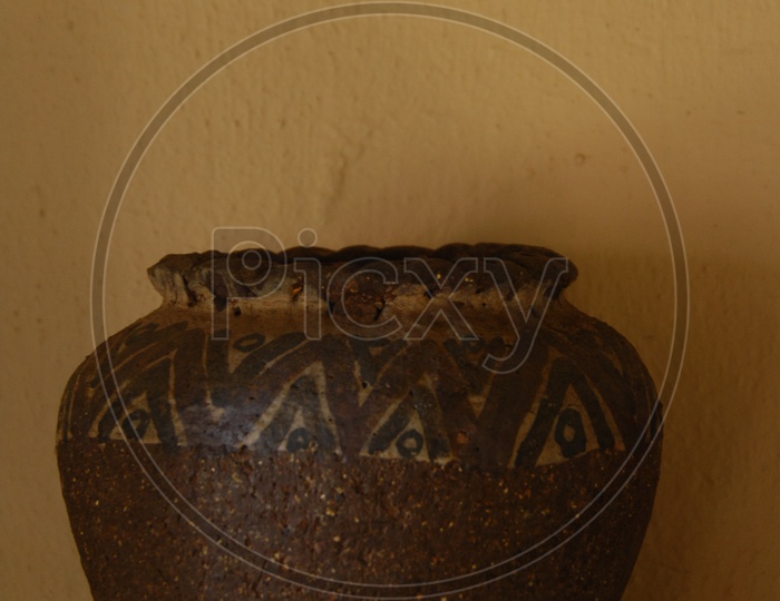 Image of Decorated mud pot-YQ880851-Picxy