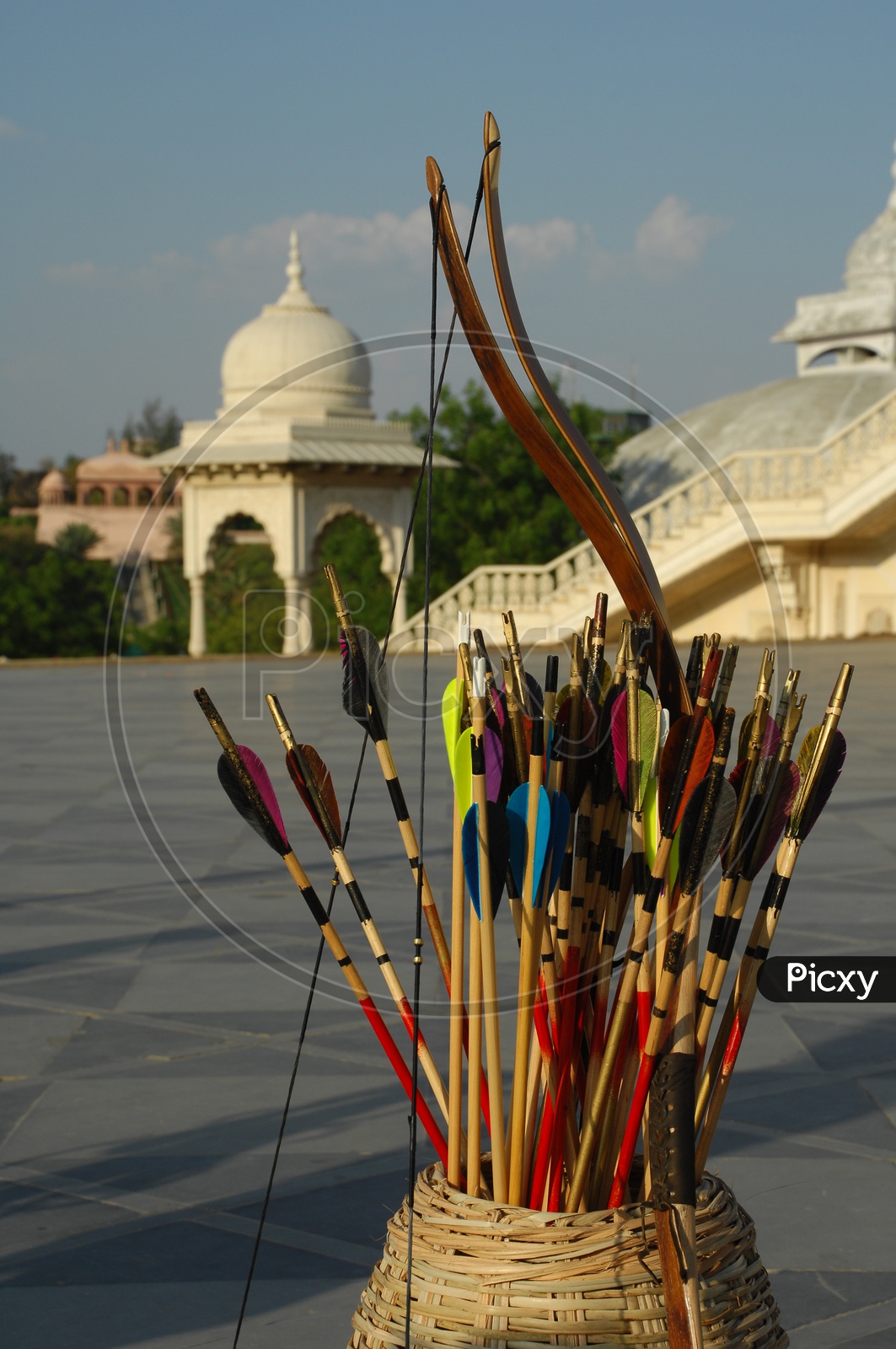 Image of Bow and bunch of arrows-BO289296-Picxy
