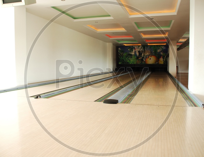 Image of Ten-pin bowling-KB585651-Picxy
