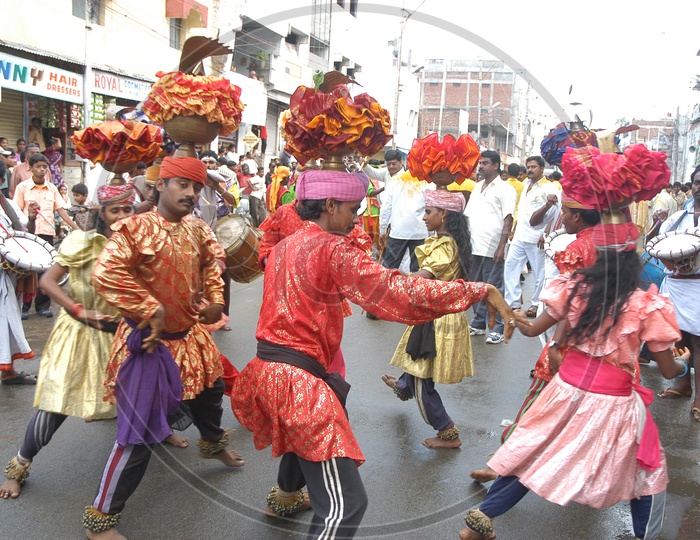 Image of People dancing during Bonalu festival-XX846085-Picxy