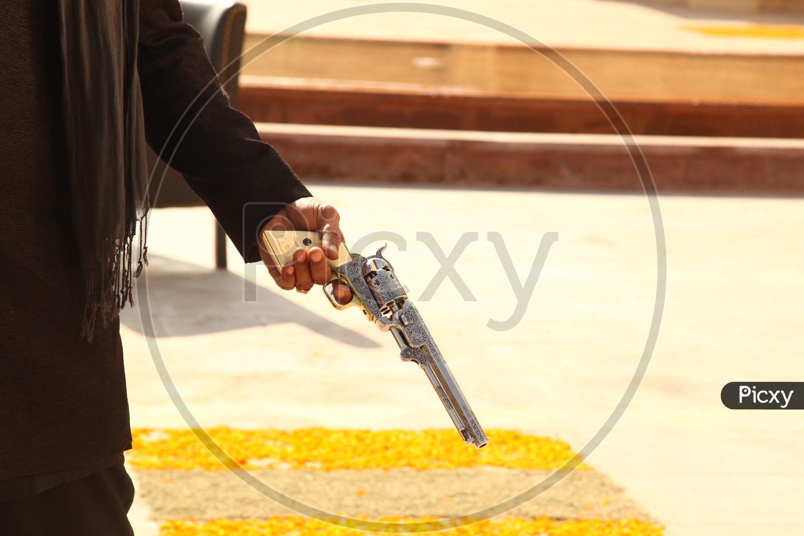 Image of Dummy pistol in human hand-XU684613-Picxy