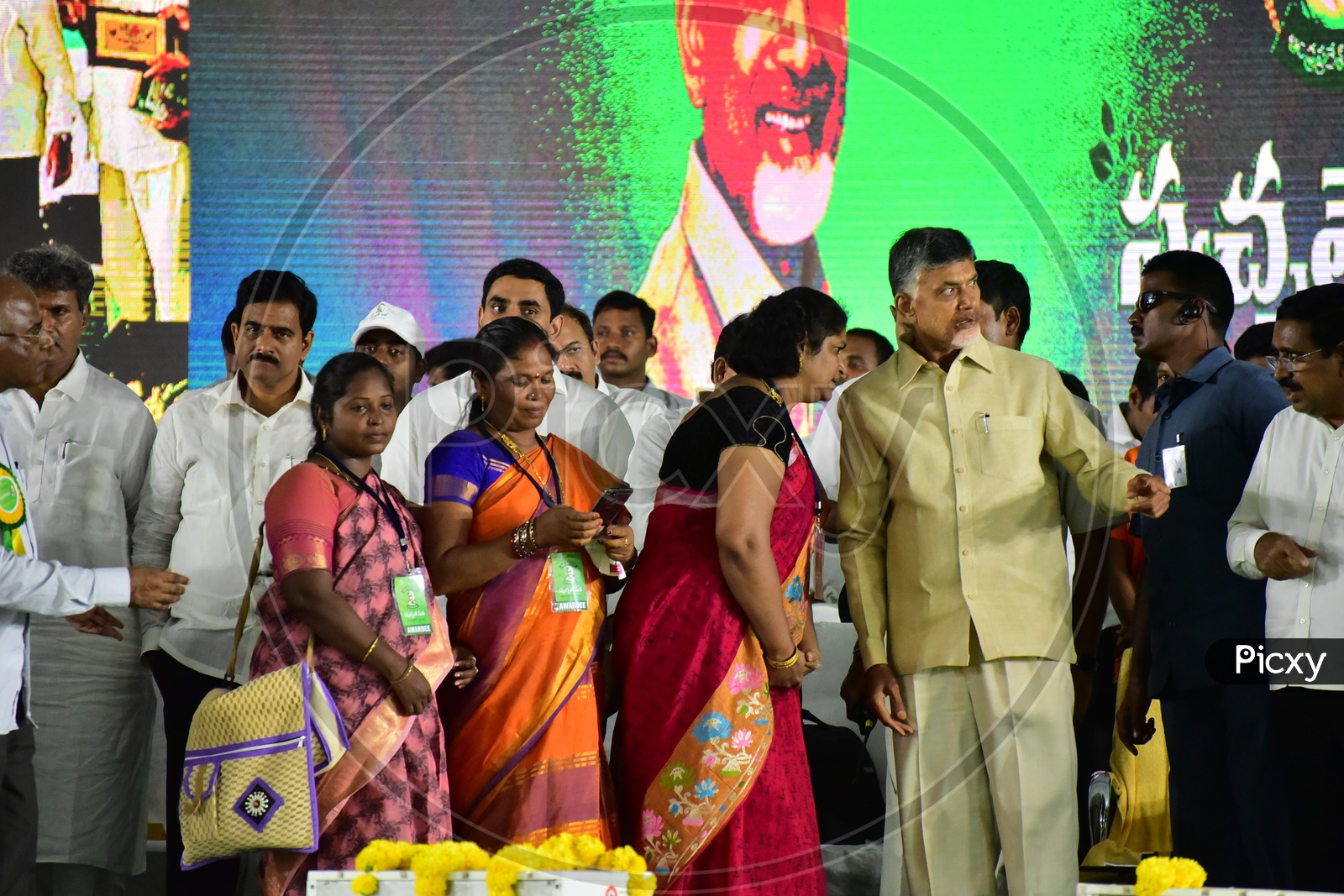 Image of Nara Chandrababu Naidu with Awardees at Swachate Seva event-KX114424-Picxy