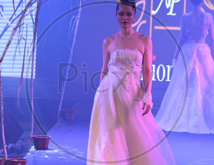Image of Female Model Ramp Walk At AP Fashion Week 2018-VD194834-Picxy