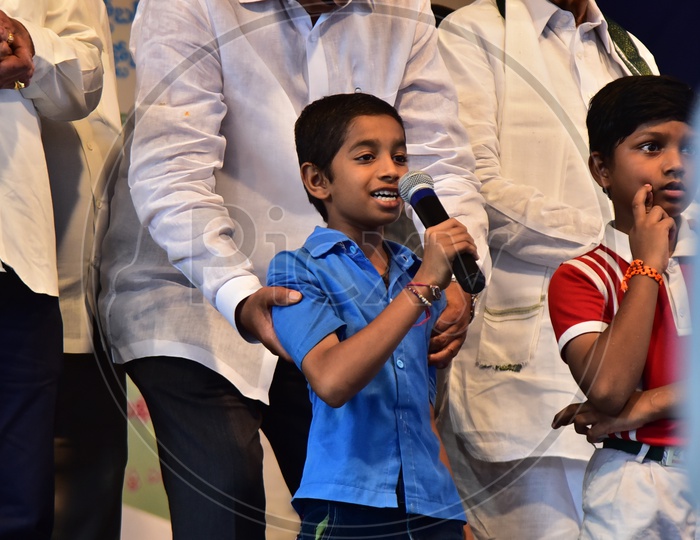 Image of Group of people singing on the dais-OQ007116-Picxy
