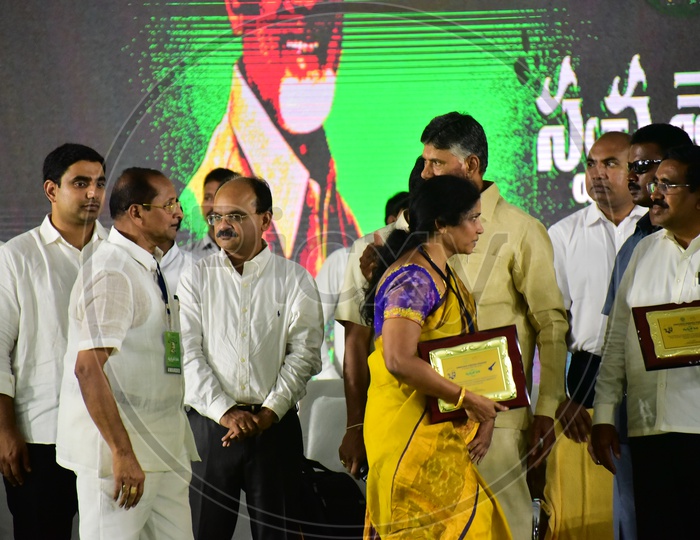 Image of Nara Chandrababu Naidu with Awardees at Swachate Seva event-KX114424-Picxy