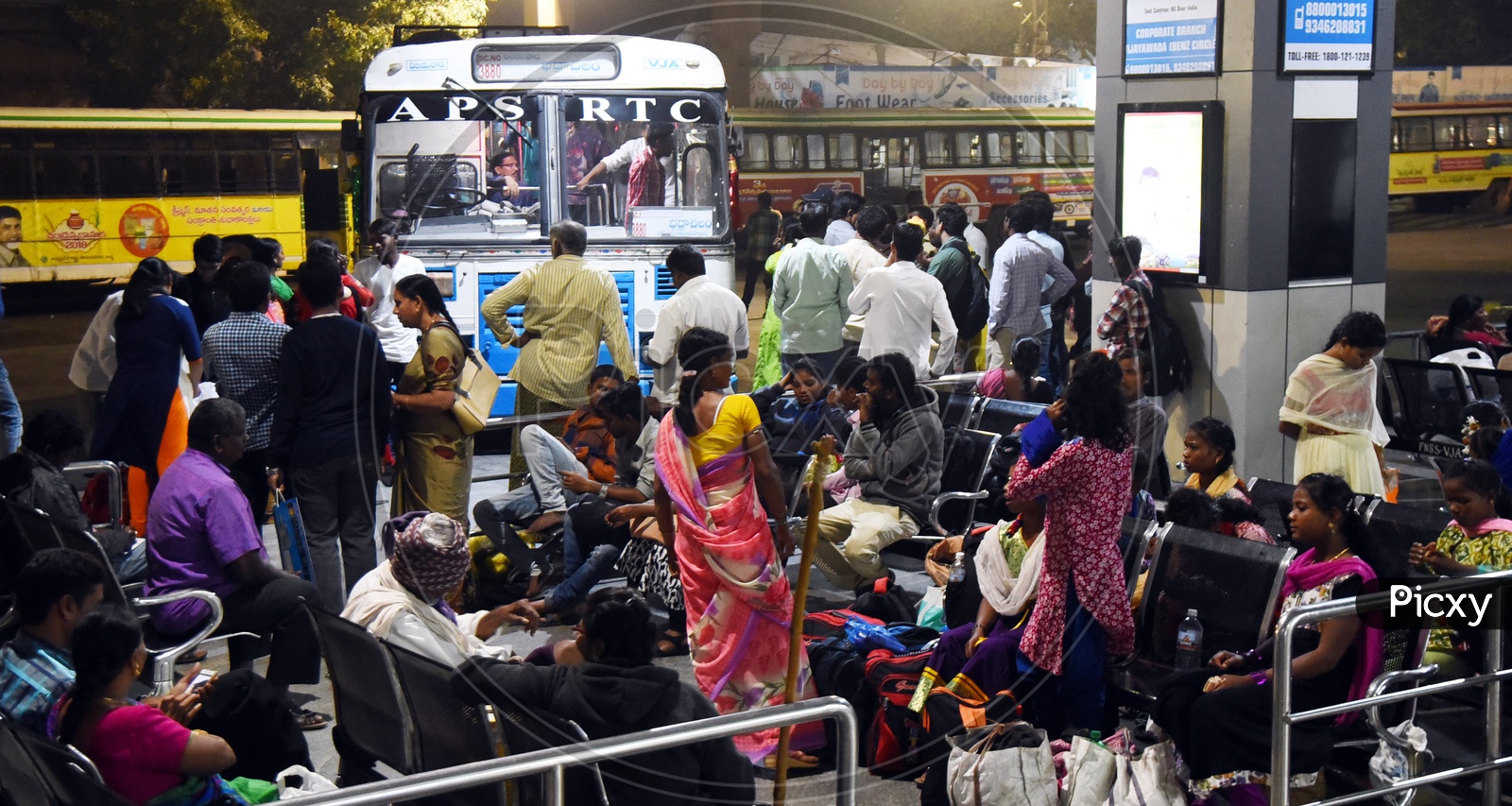 Image of Passengers waiting for the bus-XO434076-Picxy