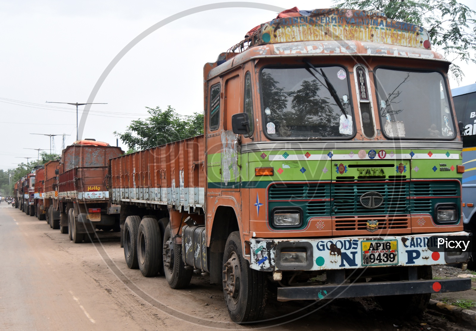 Image of Heavy vehicle lorries parked alongside the road-ZS065682-Picxy