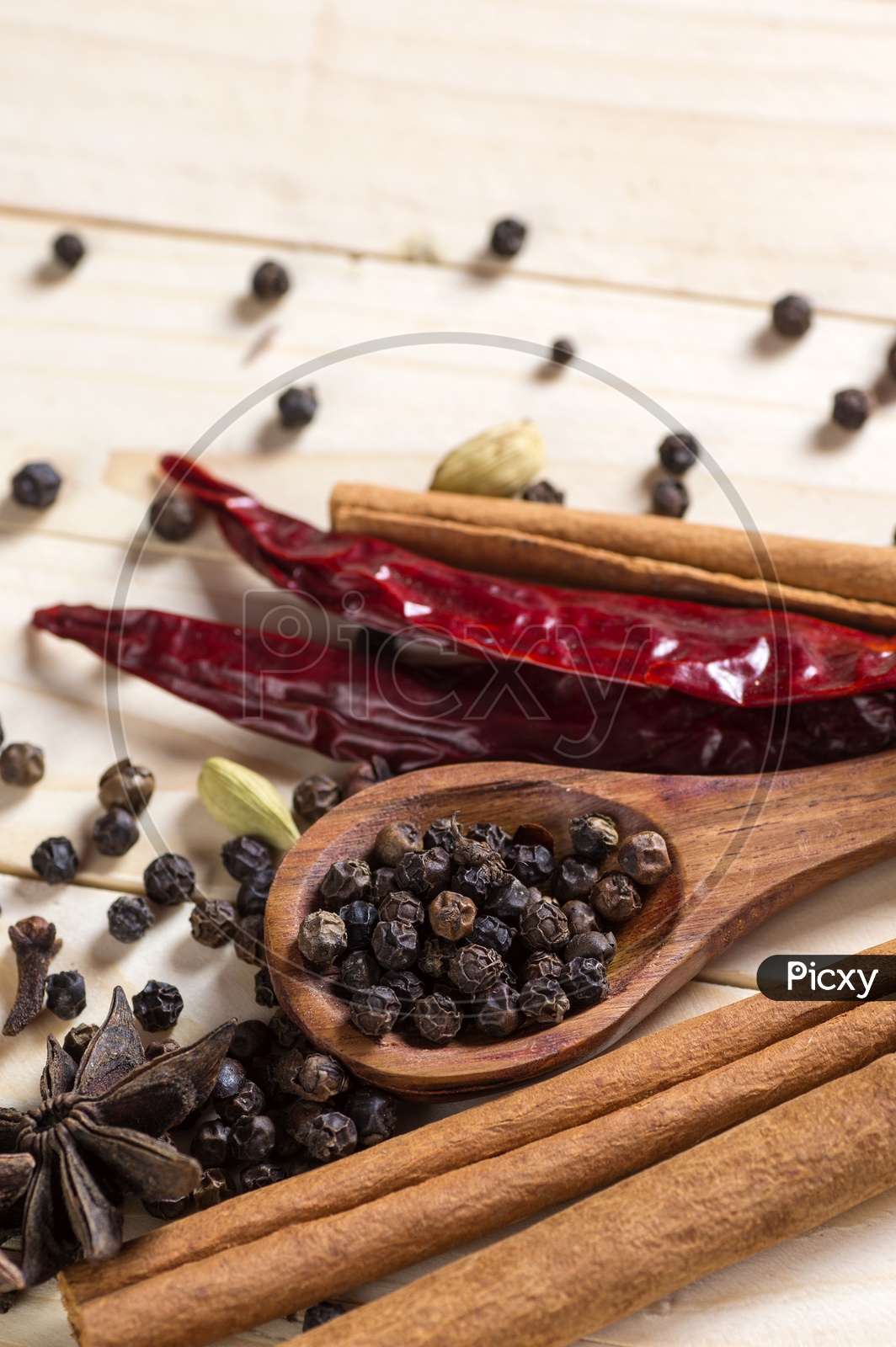 Image of Star Anise, Black Pepper, Cinnamon sticks, Elachi, Dried Red ...