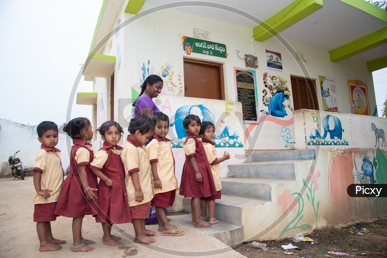 Image of Teacher with her students at an Anganwadi center-DO557679-Picxy