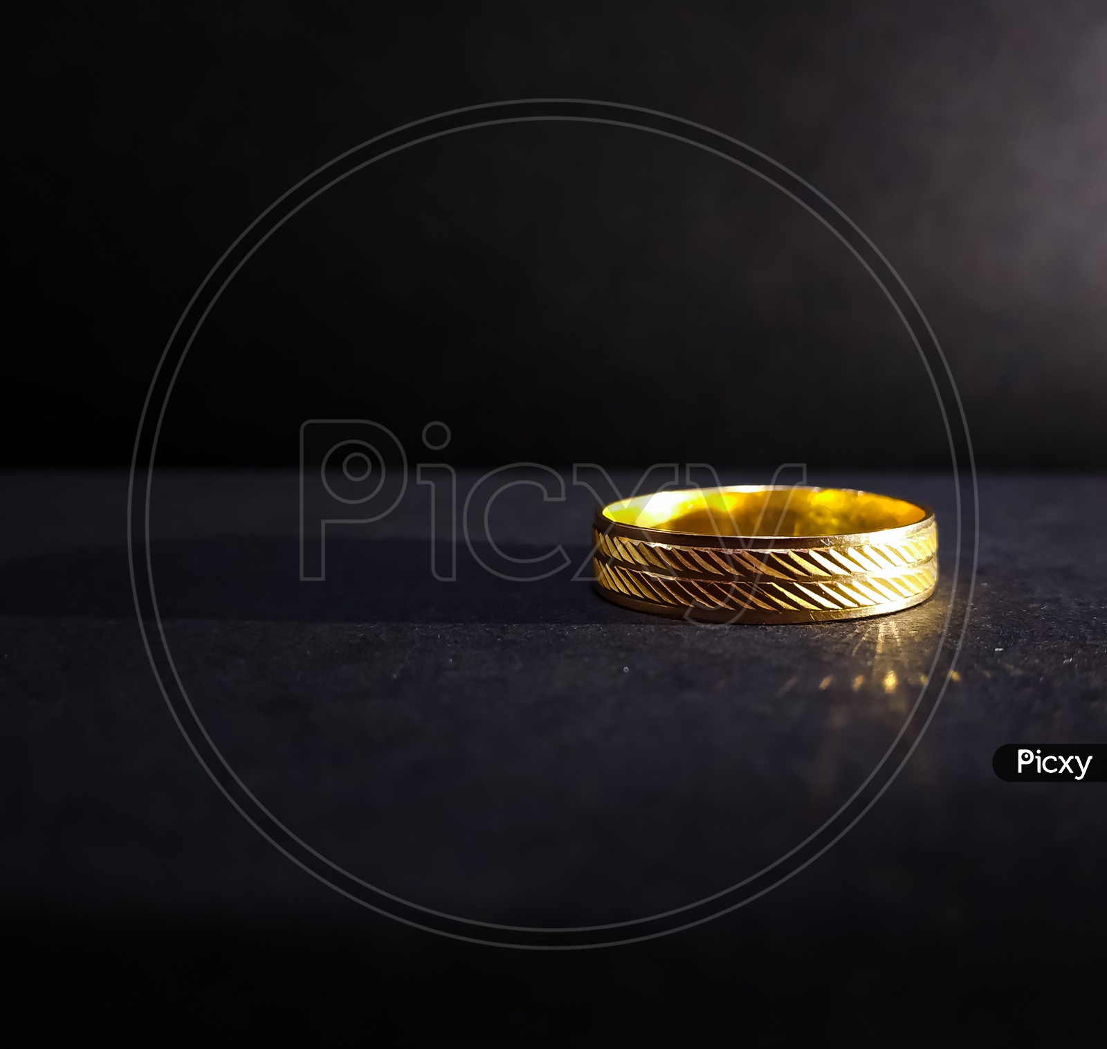Image of Gold finger ring with black background-UU560969-Picxy