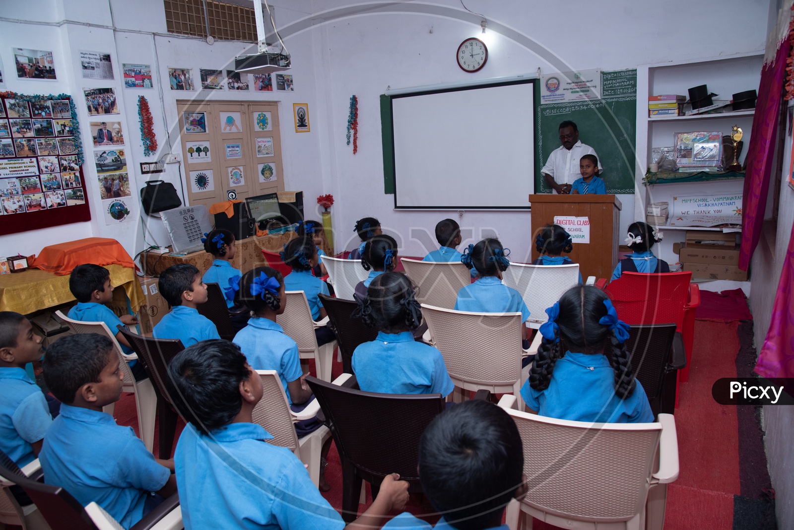 Image of Primary government school students in a digital classroom ...