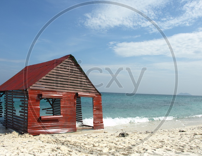 Image of Log cabin in beach-ZZ129932-Picxy