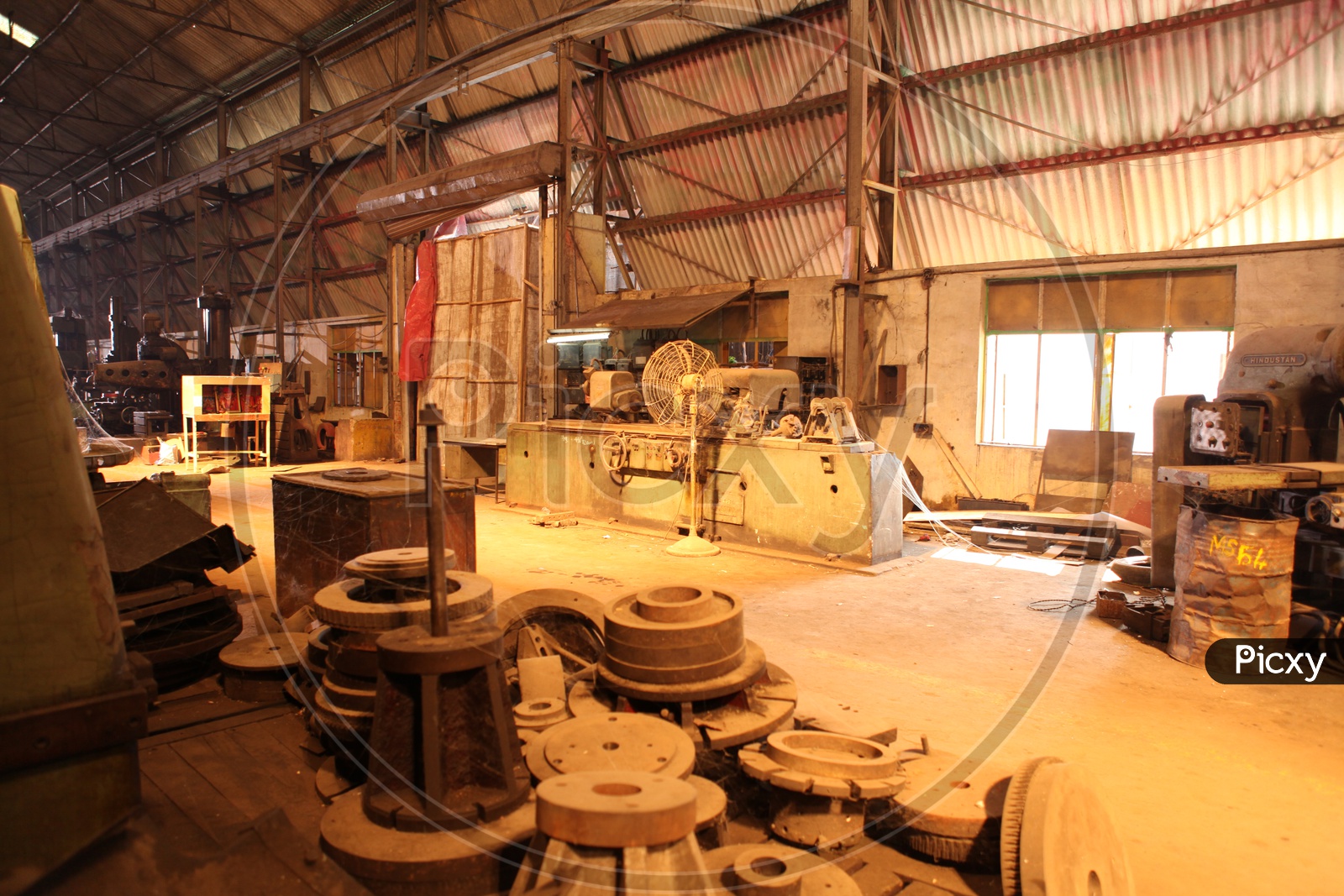 Image of Old machinery in an unused factory-DF550372-Picxy