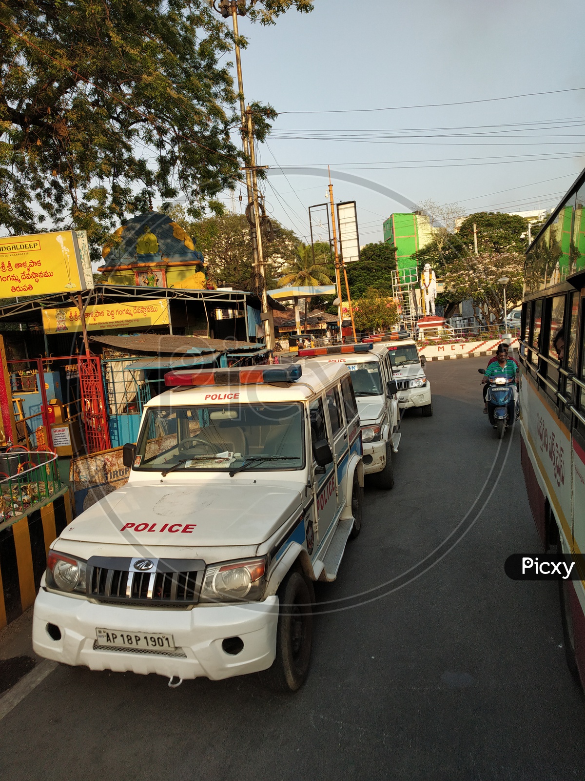 Image of Rakshak Police Car moving along with the bus-QN017818-Picxy