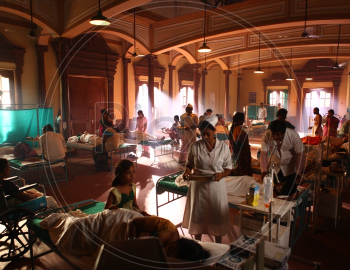 Image of Doctor checking patients in a general ward-LE201654-Picxy