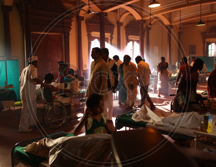 Image of A doctor checking patients in a general ward-JD616572-Picxy