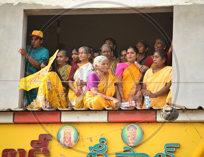 Image of Women voters at a corner meet waiting for Chandra babu Naidu-ZZ221953-Picxy