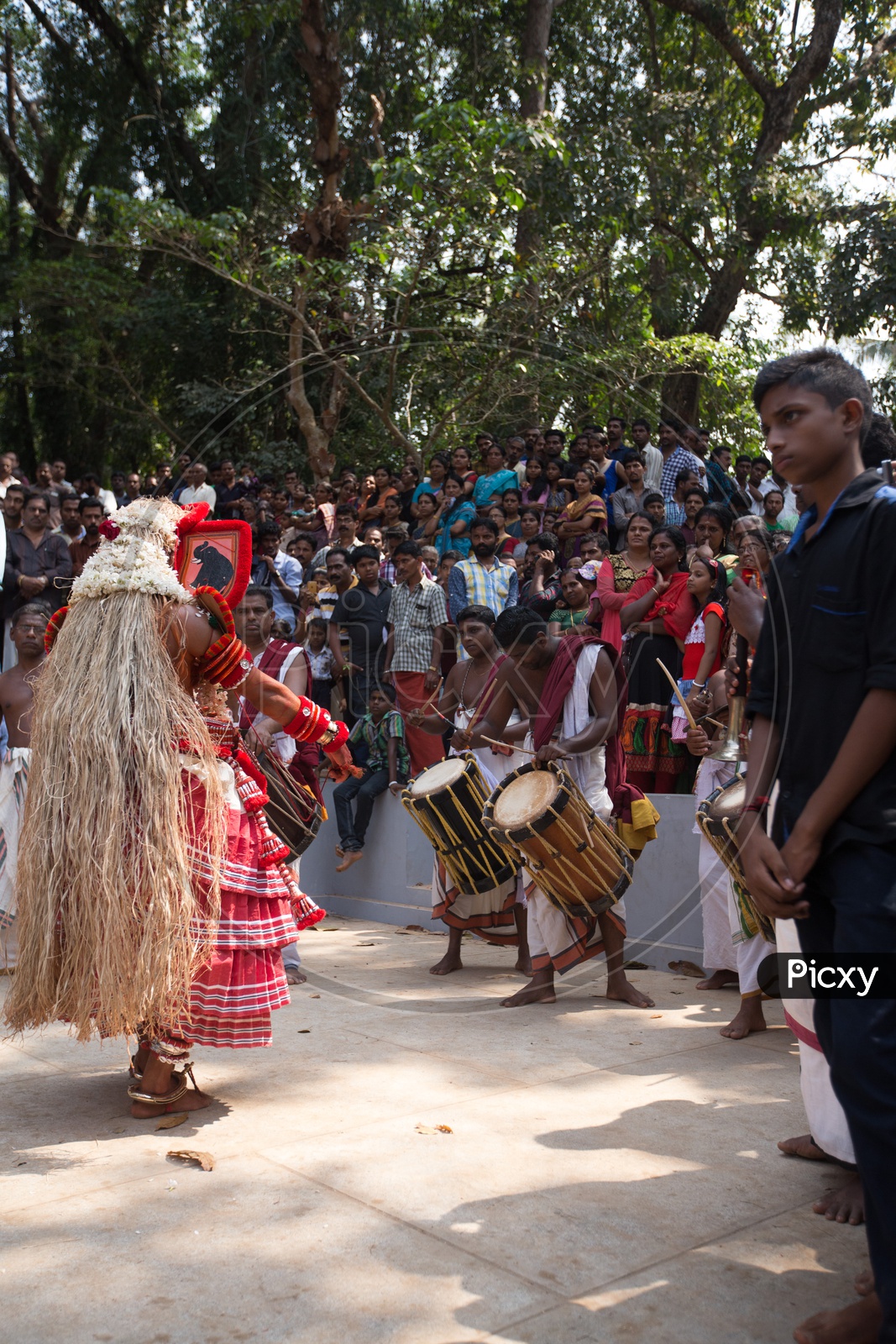 Image of A Performer during Muchilottu Bhagavathi Theyyam-HL910882-Picxy