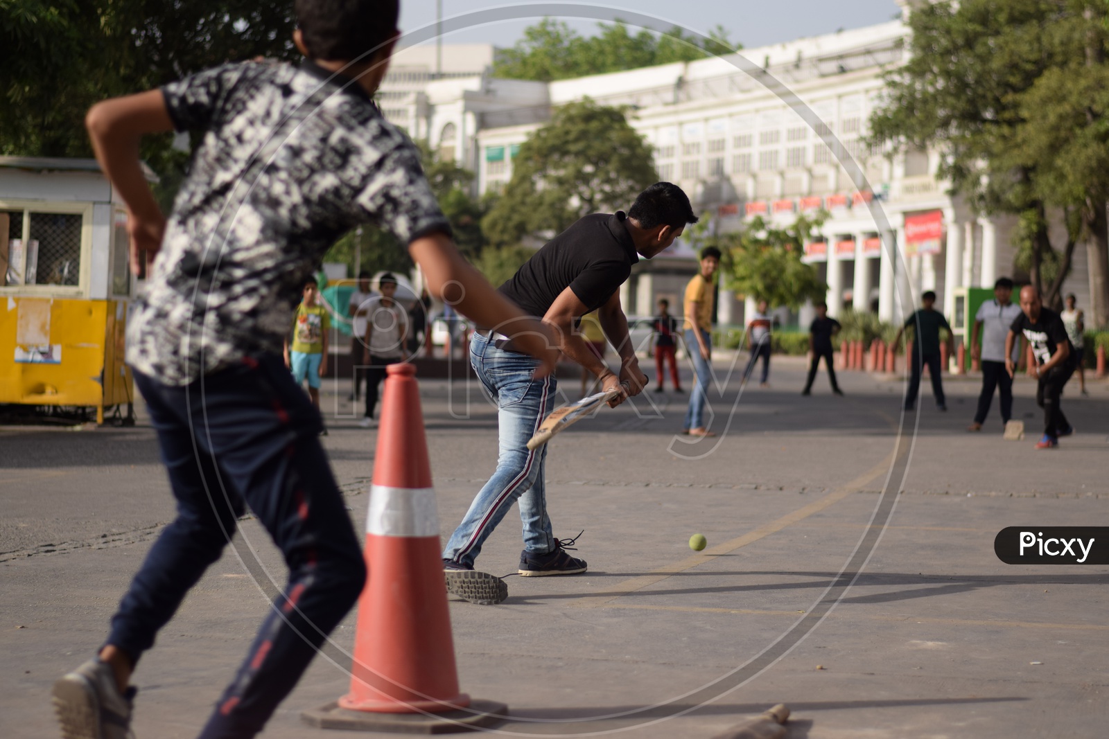 Image of Street Cricket at CP Delhi-BL796686-Picxy
