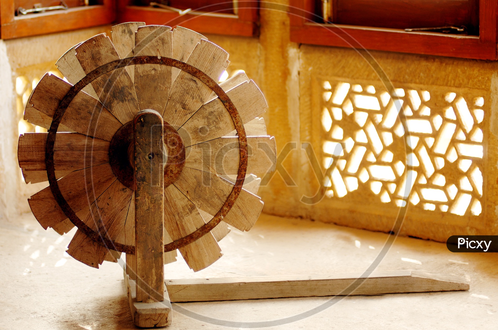 Image of Wooden weaving wheel-GR951009-Picxy