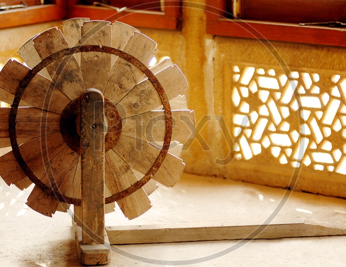 Image of Wooden weaving wheel-GR951009-Picxy