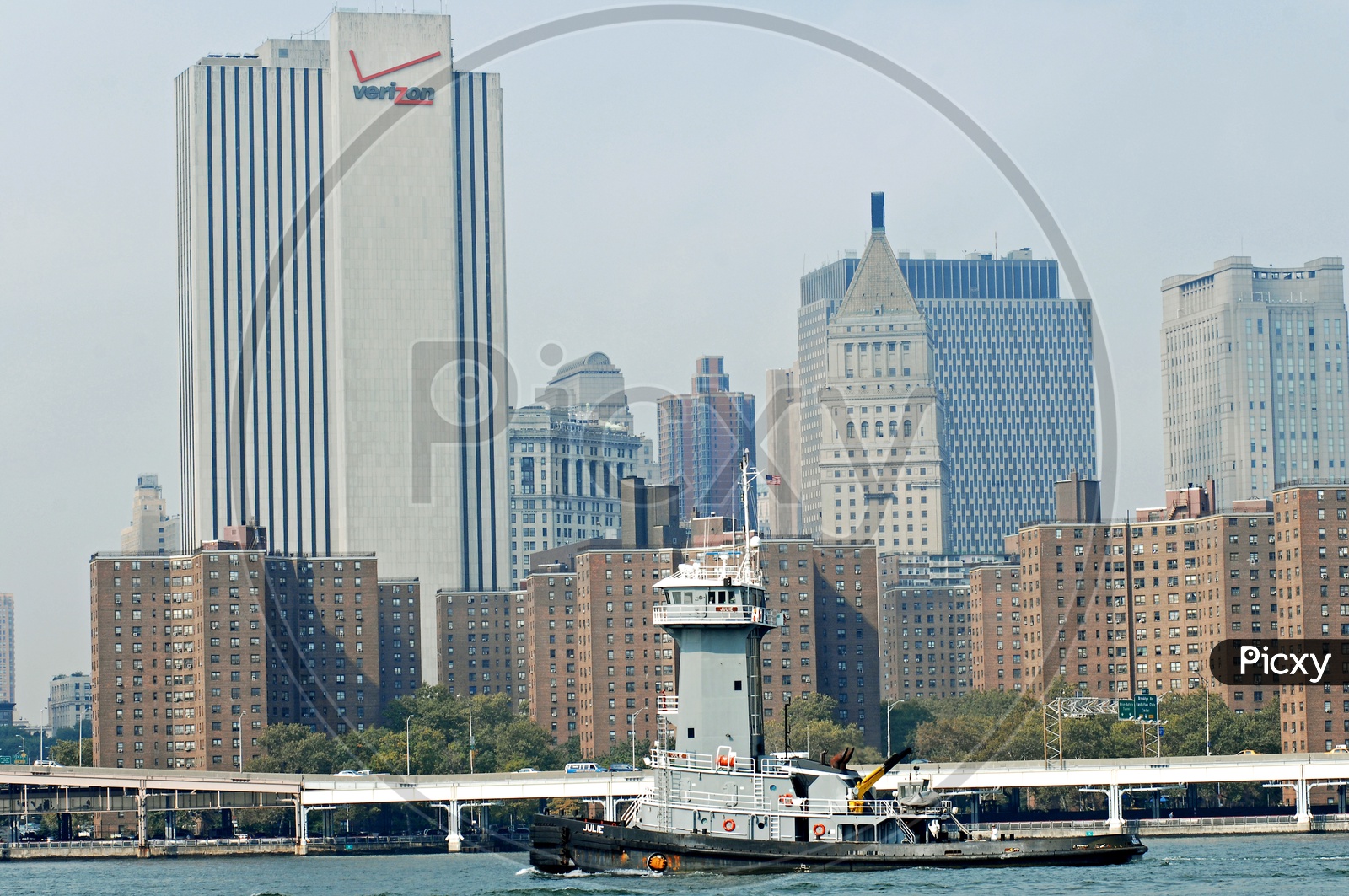 Image of Verizon building alongside the high rise buildings-QY551318-Picxy