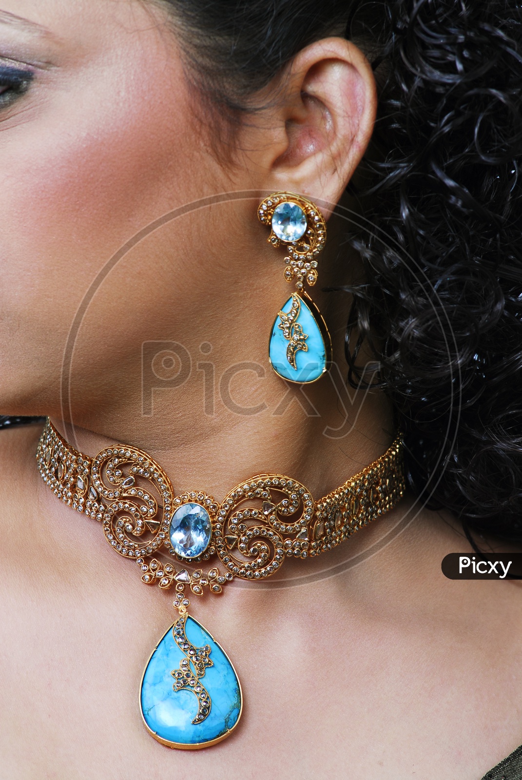 Image of Close up shot of necklace on women's neck-ZQ827843-Picxy