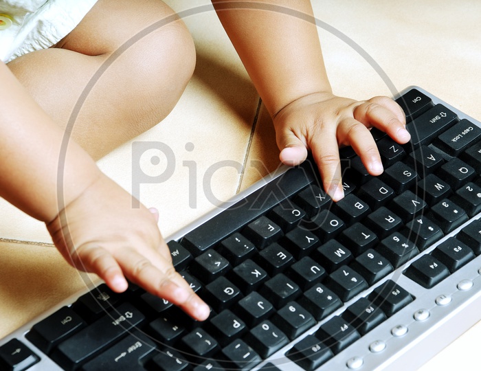 Image of A little kid typing on the keyboard-PX826025-Picxy