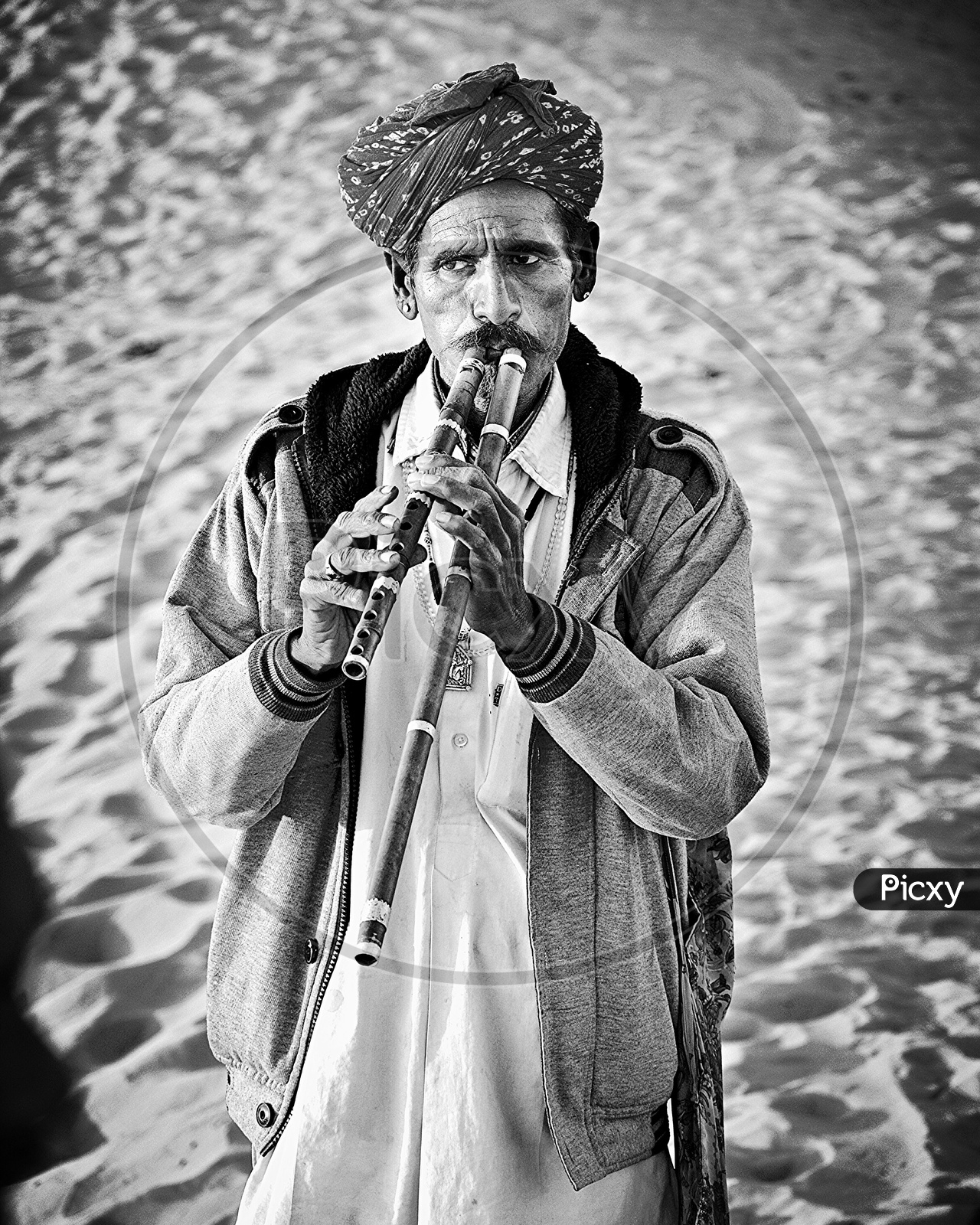 Image of MAN PLAYING ALGHOZA-DU130246-Picxy