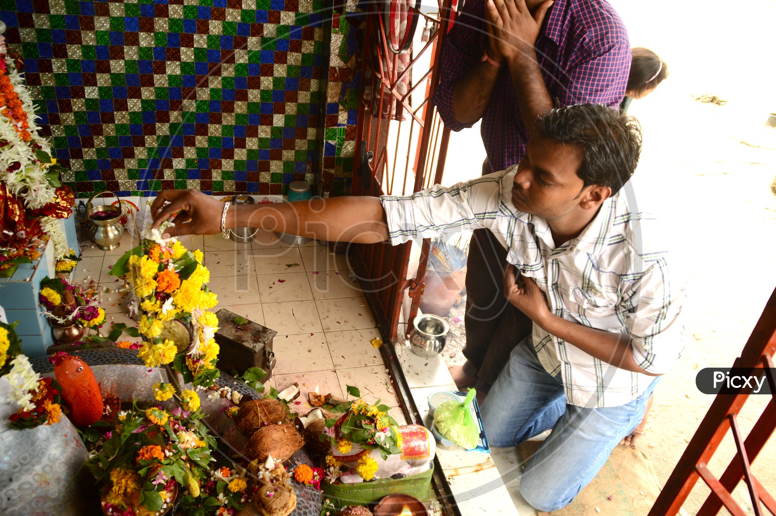 Image of Indian men offering prayers in a temple-PQ116602-Picxy