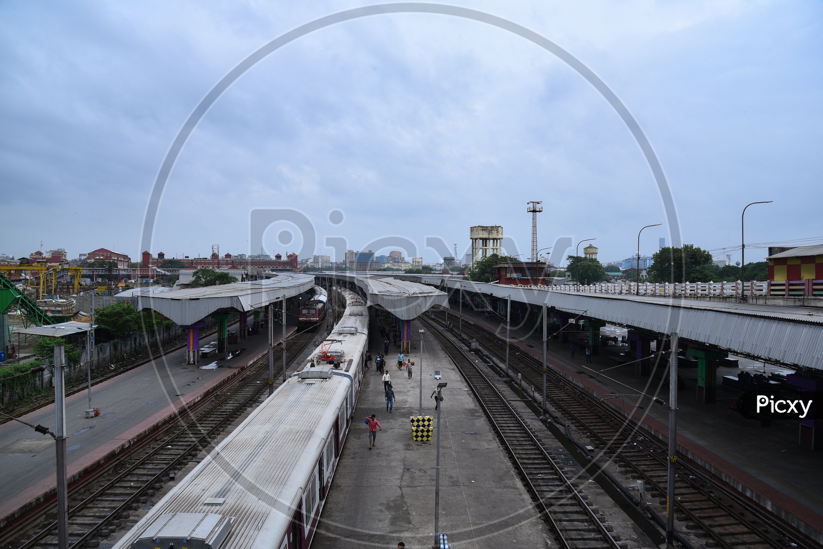 Image of Howrah Local MMTS Train Standing In a Platform At Howrah ...