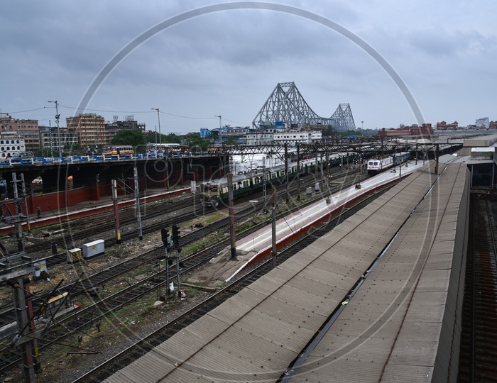 Image of Howrah Local MMTS Train Standing In a Platform At Howrah ...