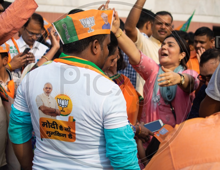 Image of A child wearing cap supporting Bhartiya Janta Party(BJP)-EA419539-Picxy