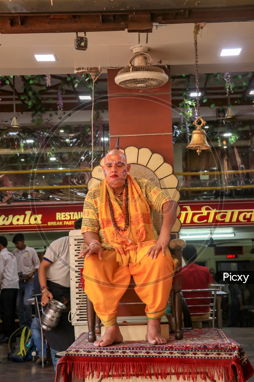 Image of Welcome guy at the Famous Chotiwala restaurant in Rishikesh ...