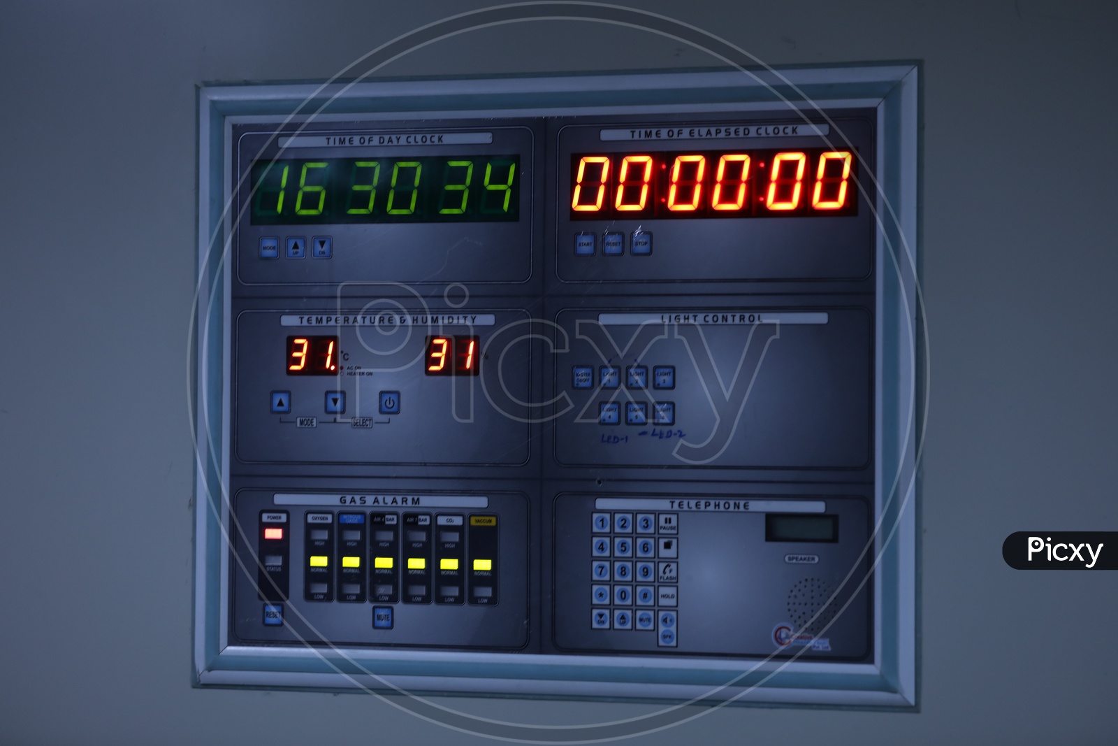 Image of Led Display Of a Control Unit With Measure Display-UZ274363-Picxy
