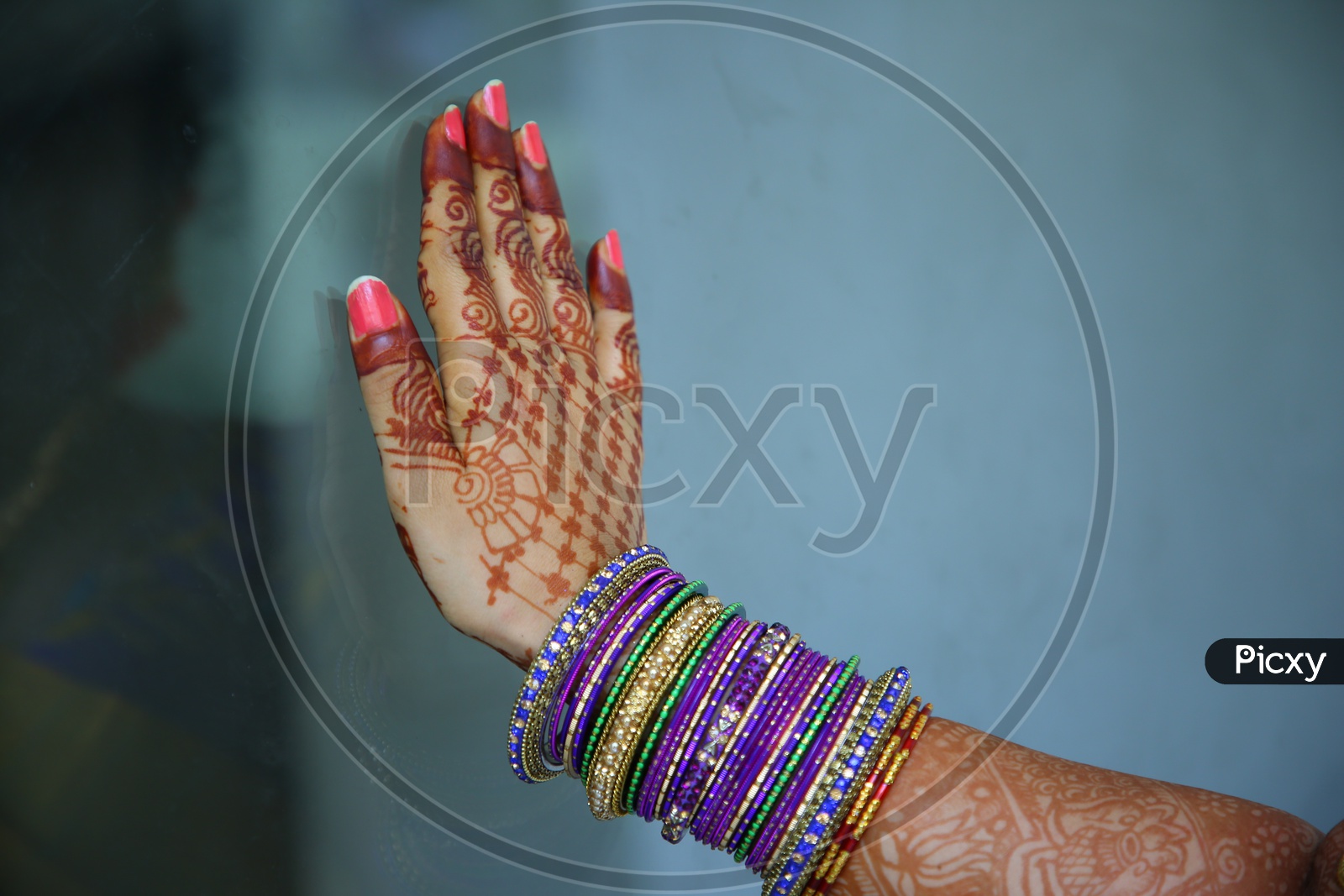 Image of Indian Traditional Woman Hand Wearing Bangles And Mehandi ...