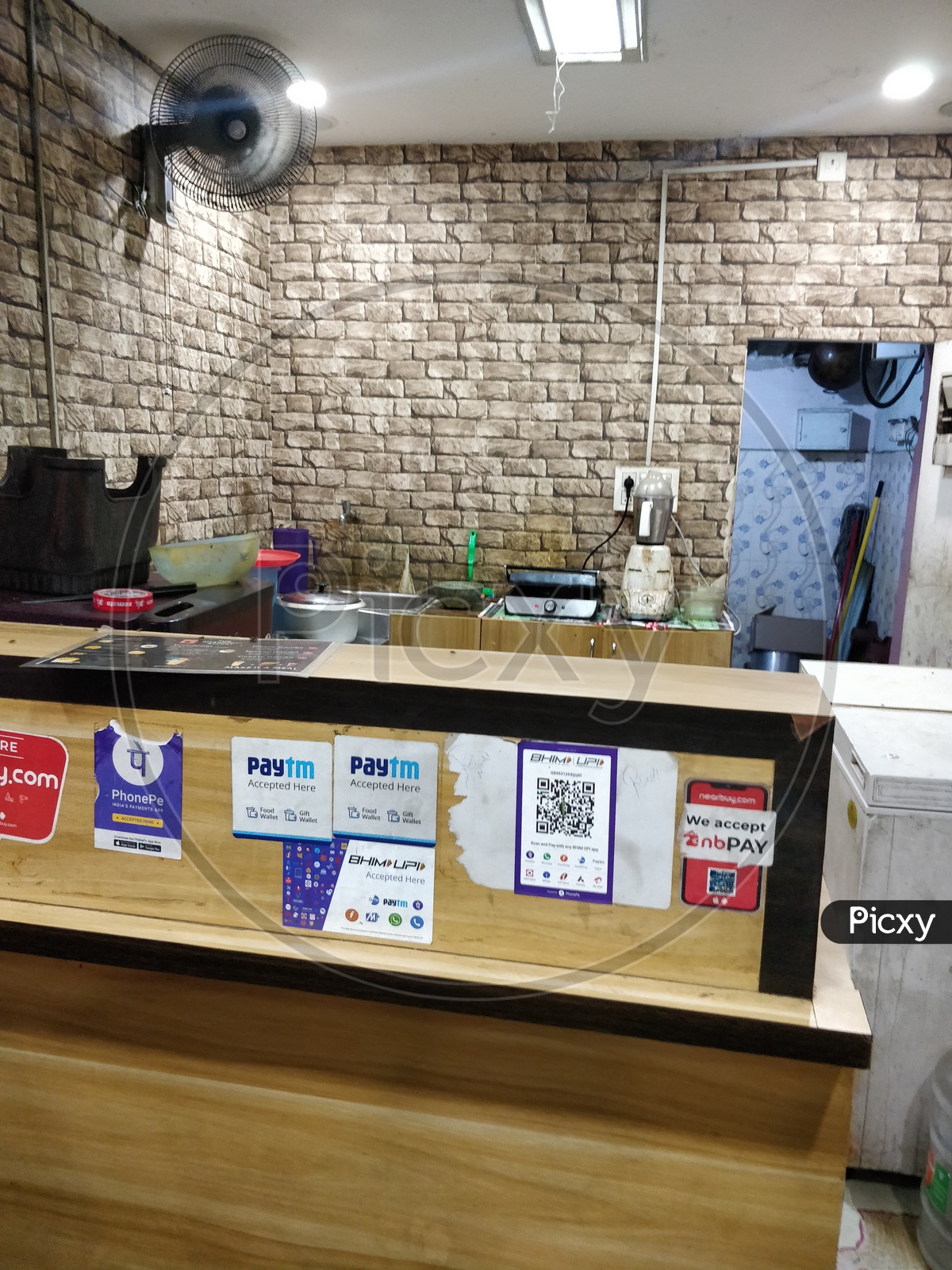 Image of Counter accepting multiple wallet payment options-VH700801-Picxy