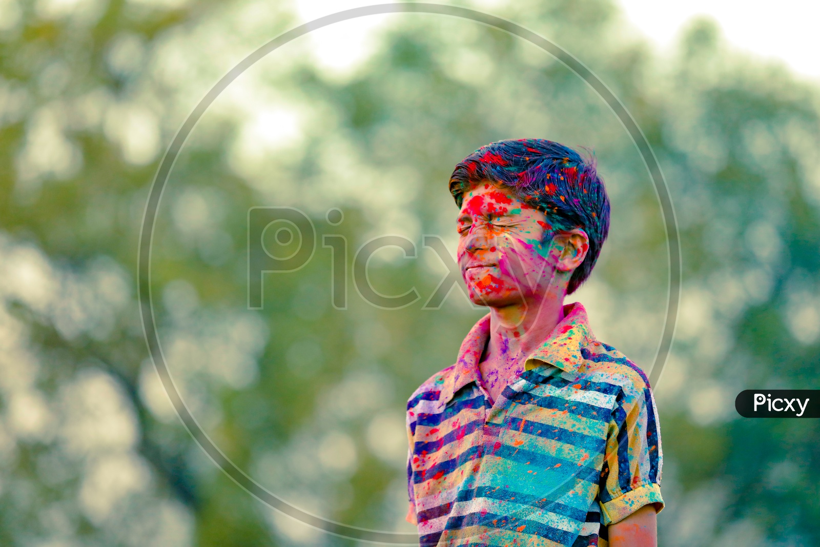 Image of Indian Boy or Young Indian Boy Child Playing Or Filled In Holi ...