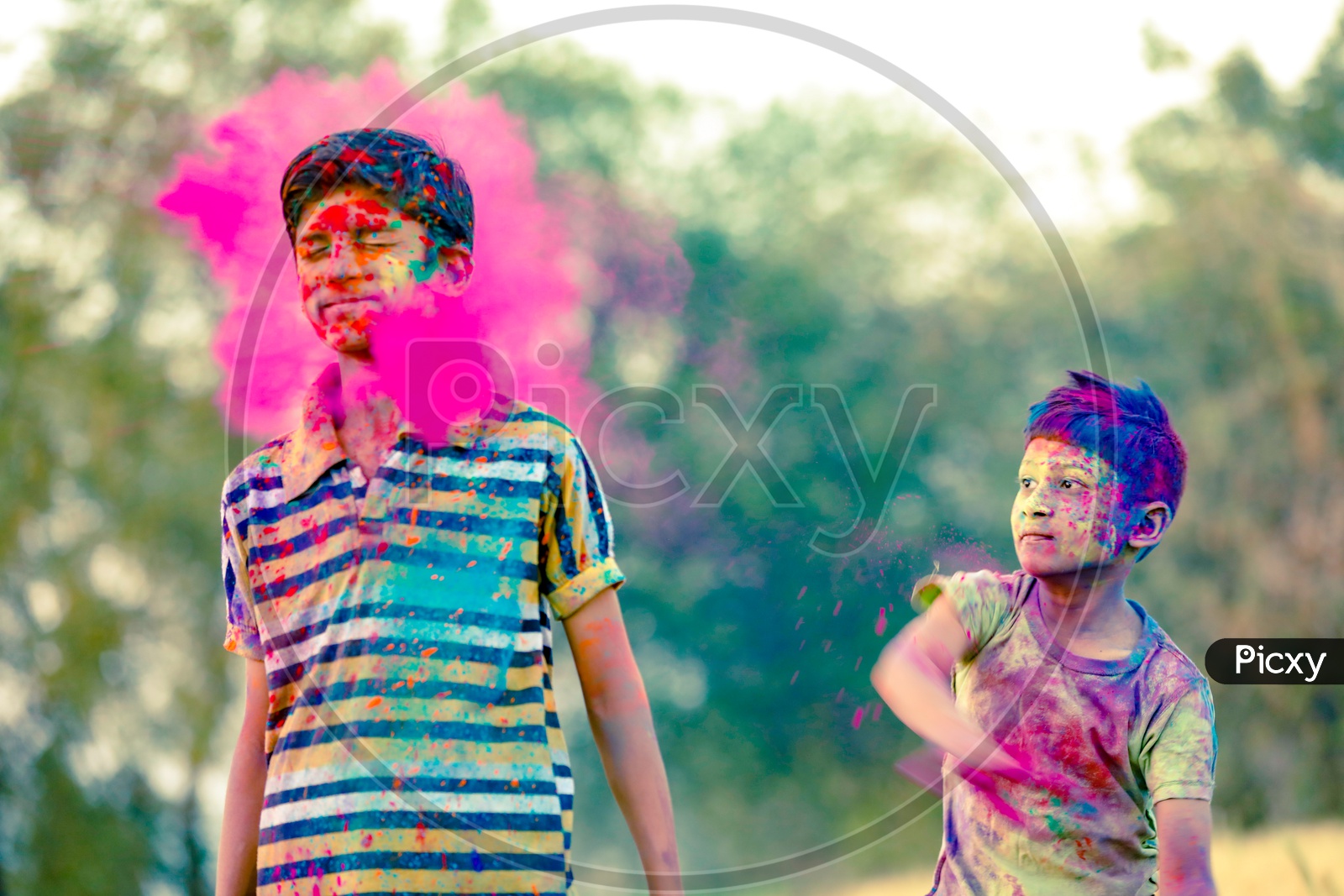 Image of Indian Boy or Young Indian Boy Child Playing Or Filled In Holi ...