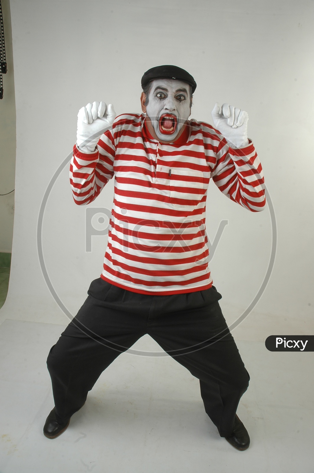 Image of Mime Artist With Expressions-UH471032-Picxy