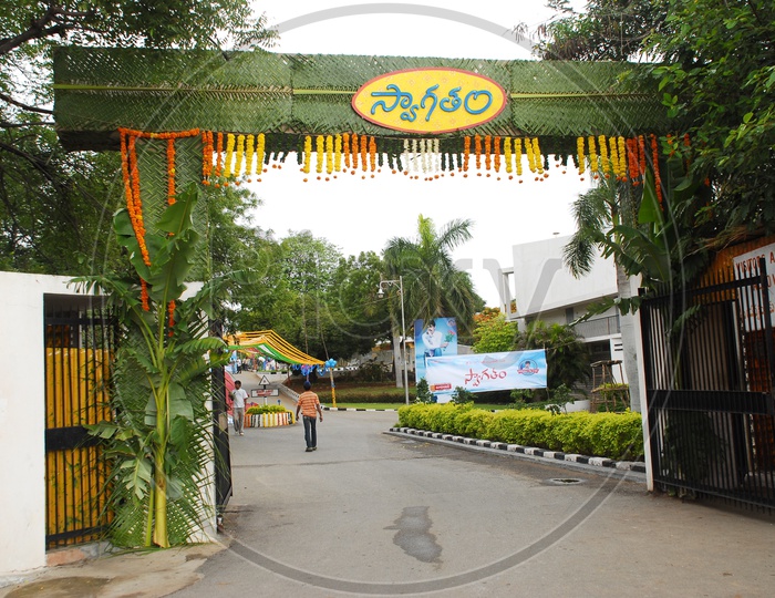 Image of Welcome Arch With Green Leafs-ZR526336-Picxy