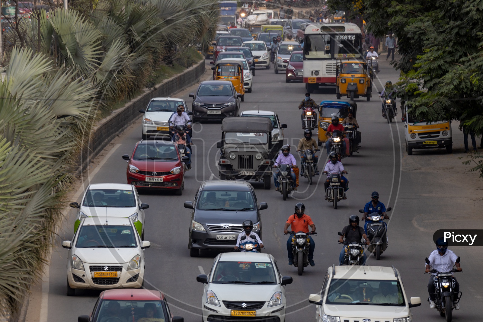 Image of Commuting Vehicles on Urban City Roads-UD549993-Picxy